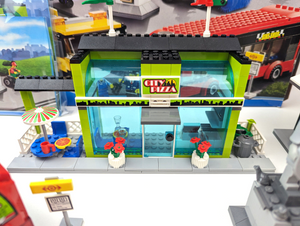 LEGO CITY: Town Square (60026) 100% Complete w/ Box, Instructions