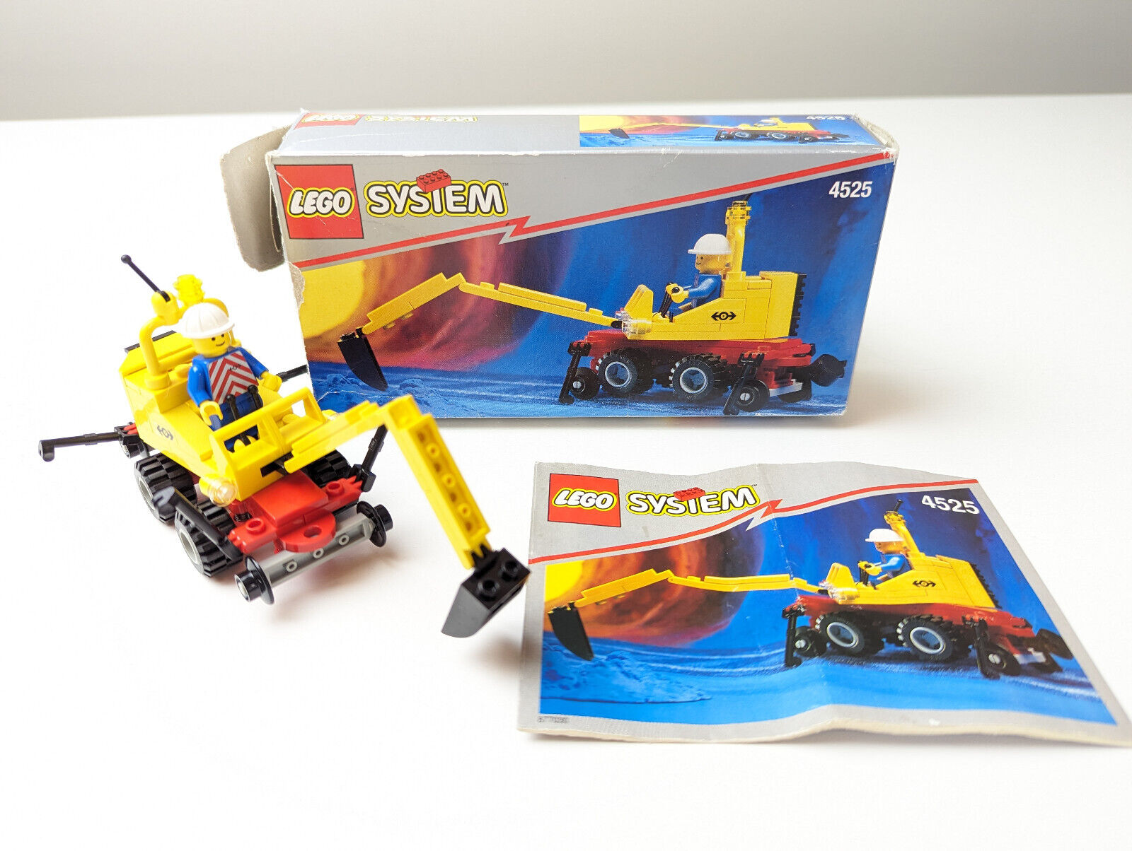 LEGO Town 9V Train 4525 Road and Rail Repair - 100% Complete with Manu